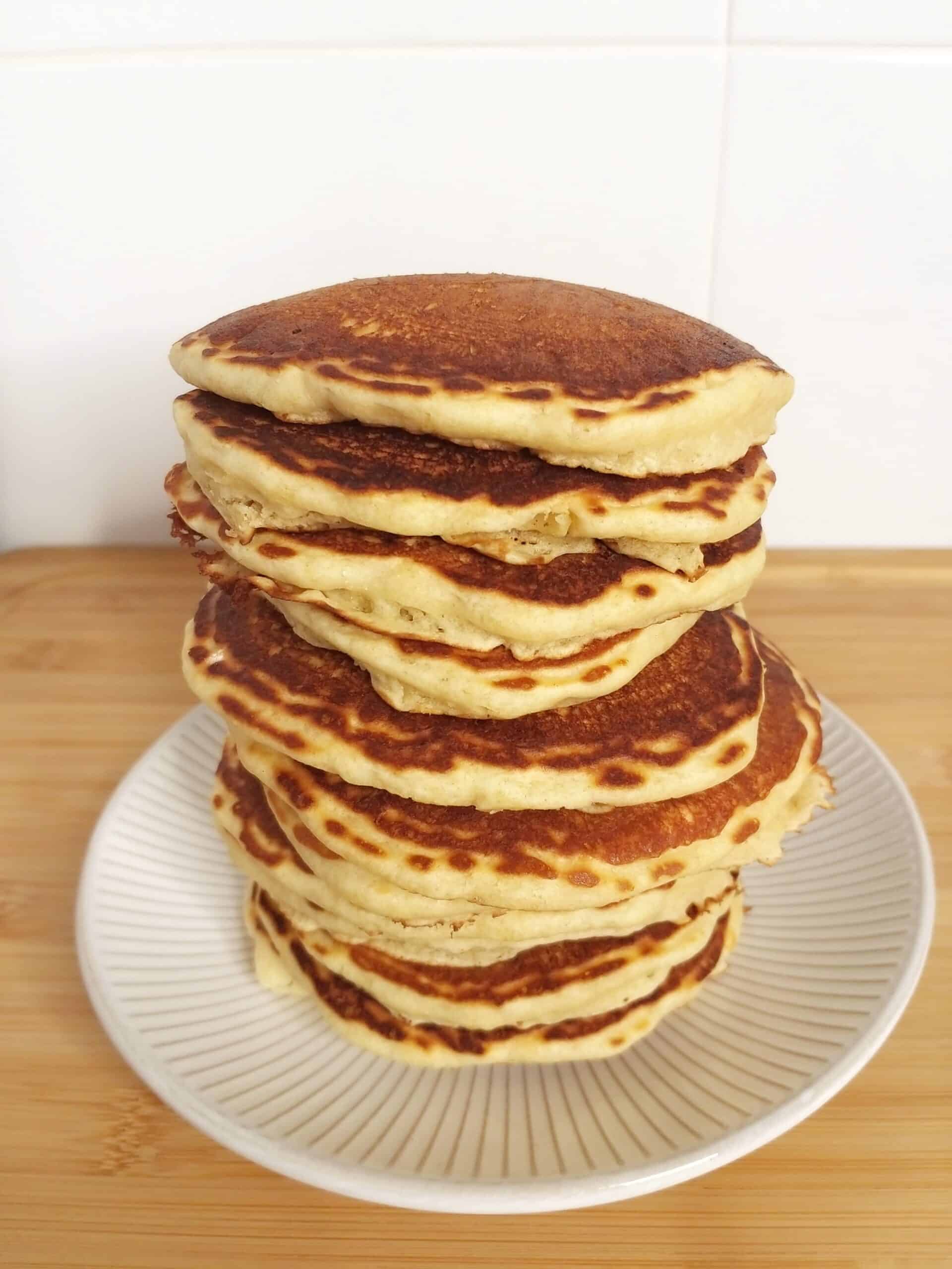 Easy Fluffy Pancakes - therumblytummy.com